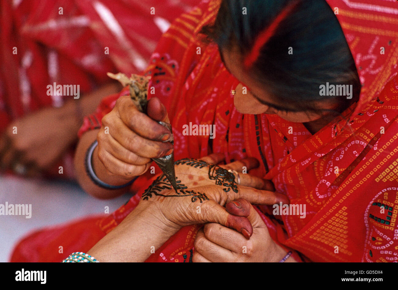 Woman applying mehndi Stock Photo - Alamy