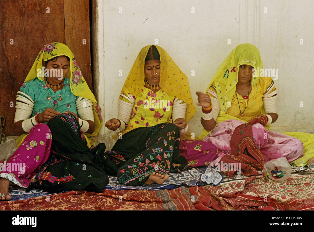 Women stitching clothes hi-res stock photography and images - Alamy