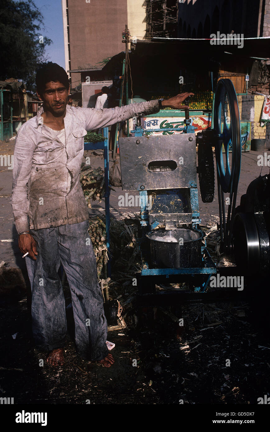 Roadside vendor mumbai hi-res stock photography and images - Alamy