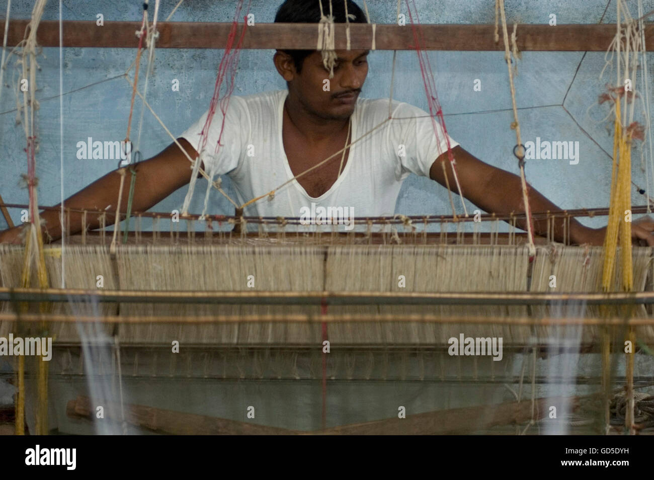 Weaver weaving a saree Stock Photo - Alamy