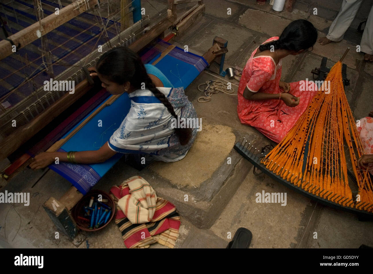 Weaver weaving a saree Stock Photo - Alamy