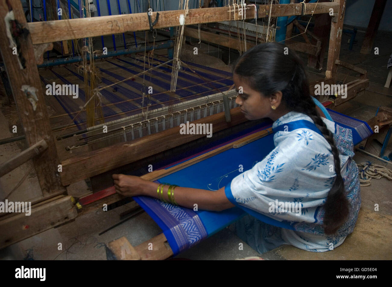 Weavers weaving a saree Stock Photo - Alamy