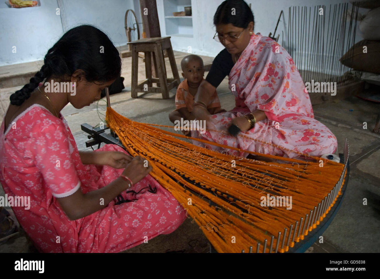 Weavers weaving a saree Stock Photo - Alamy