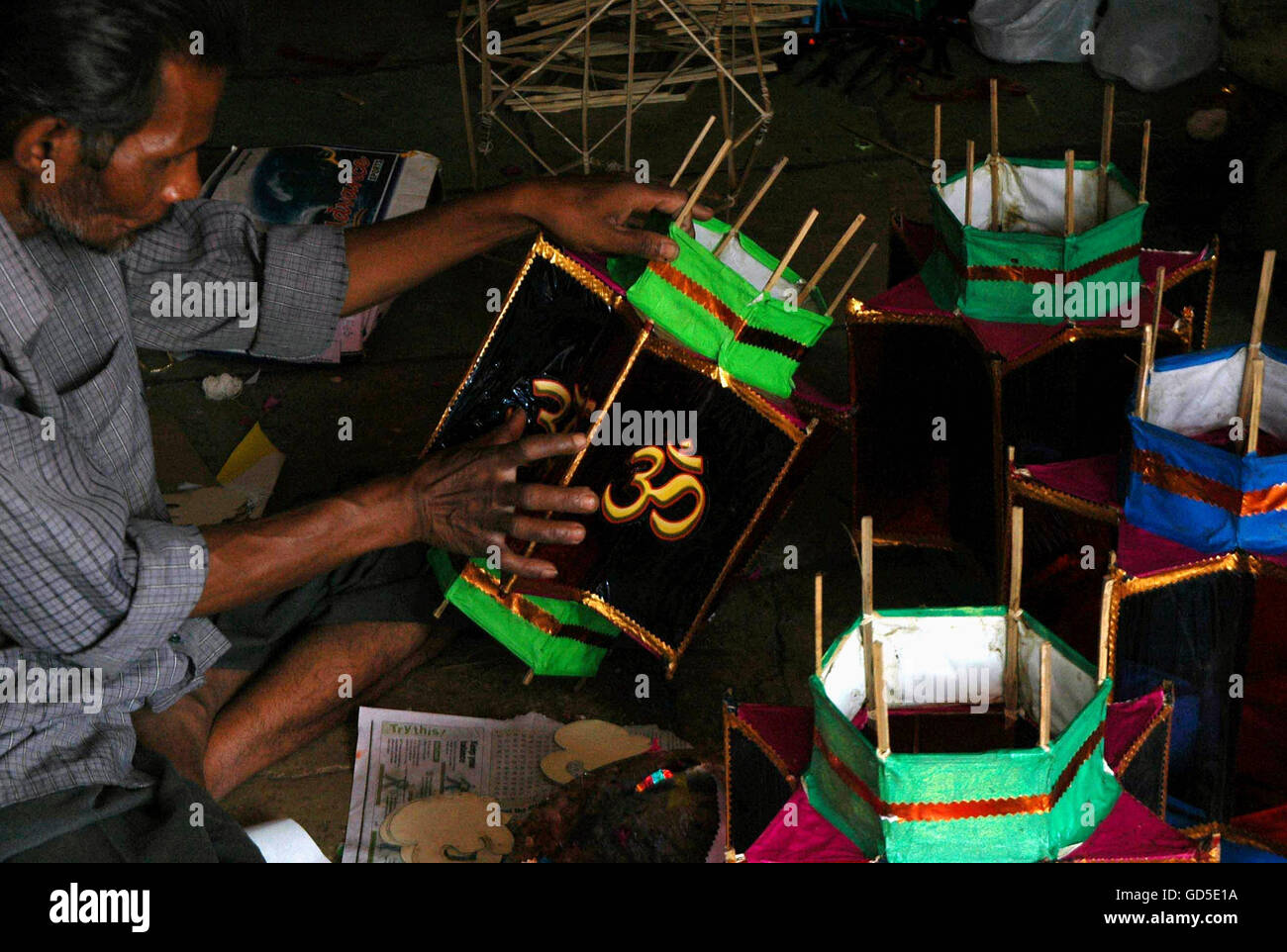 India paper making hi-res stock photography and images - Alamy
