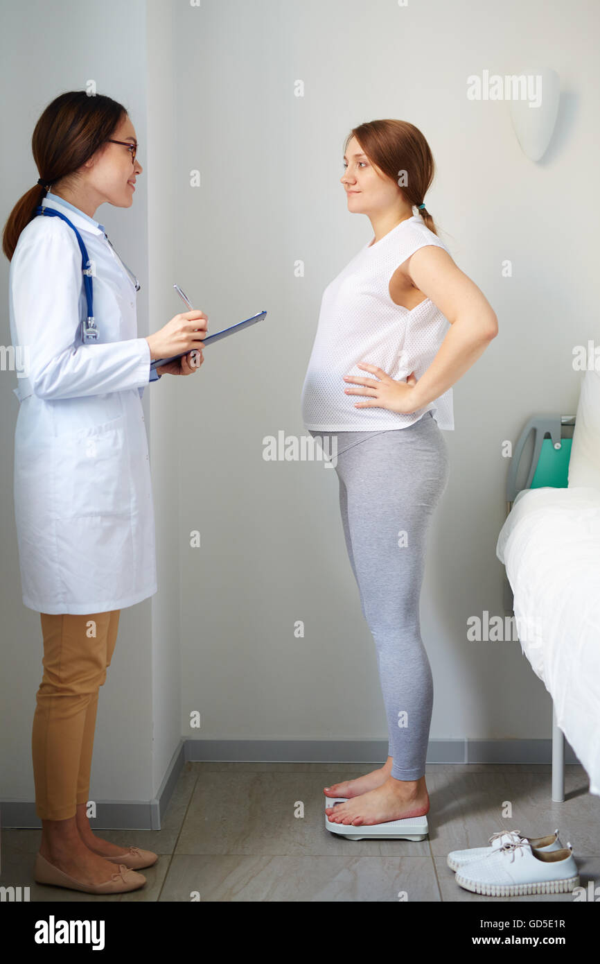 Doctor scales hi-res stock photography and images - Alamy