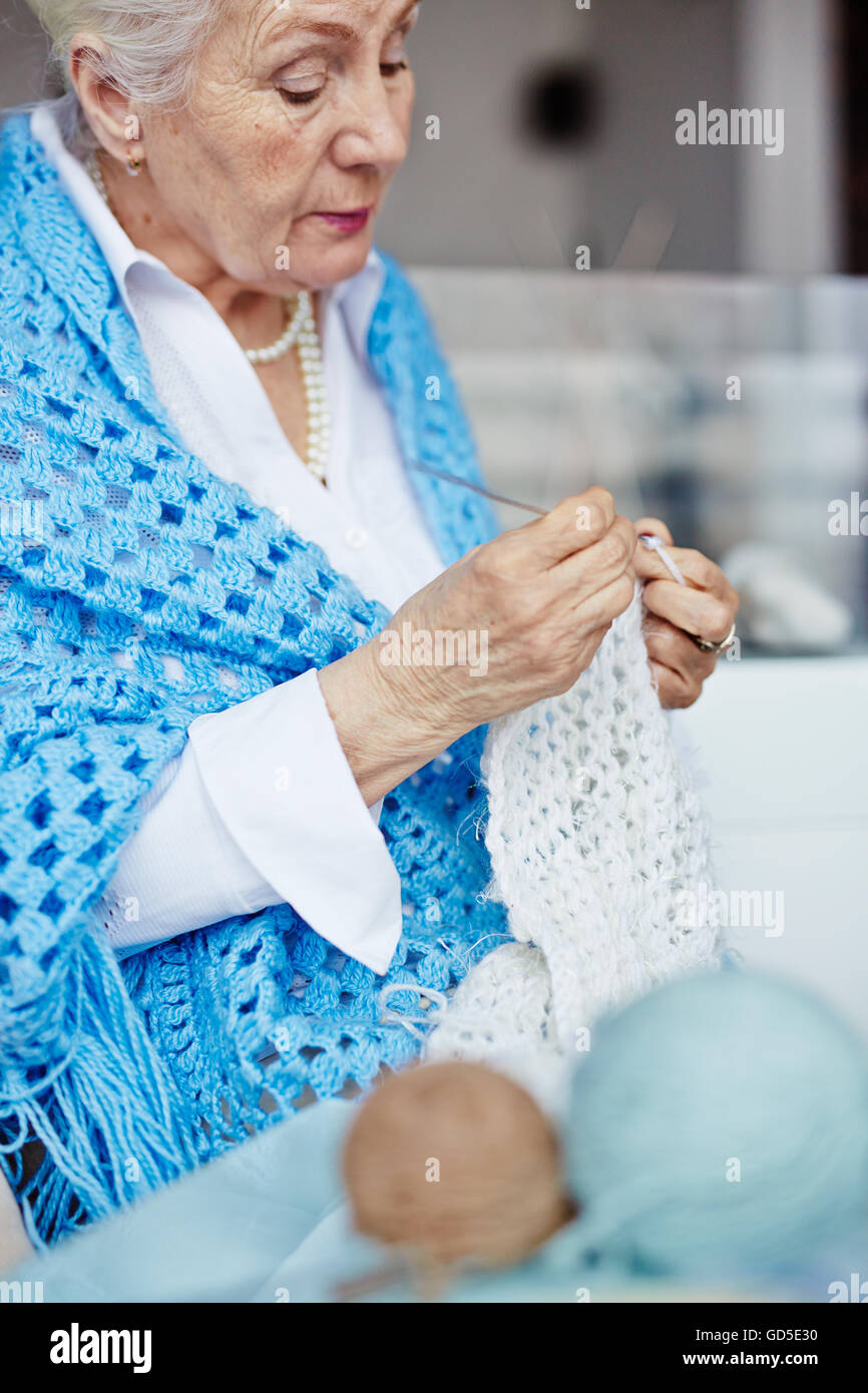 Grandmother knitting scarf hi-res stock photography and images - Alamy
