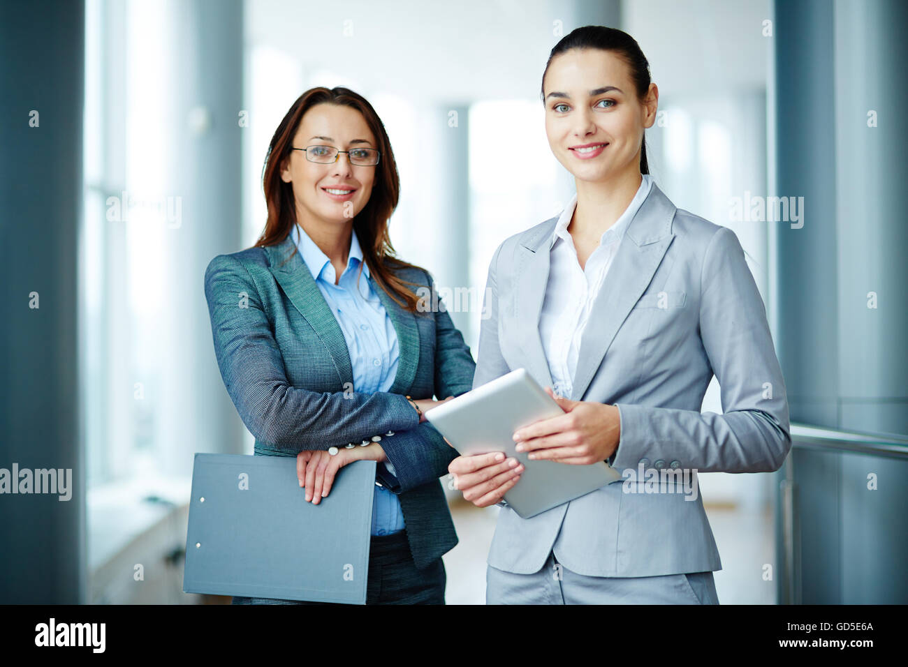 Elegant businesspeople hi-res stock photography and images - Alamy