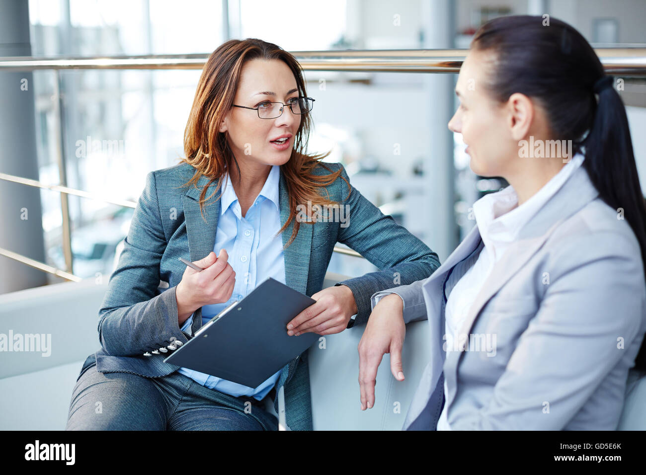 Teamwork dialogue hi-res stock photography and images - Alamy