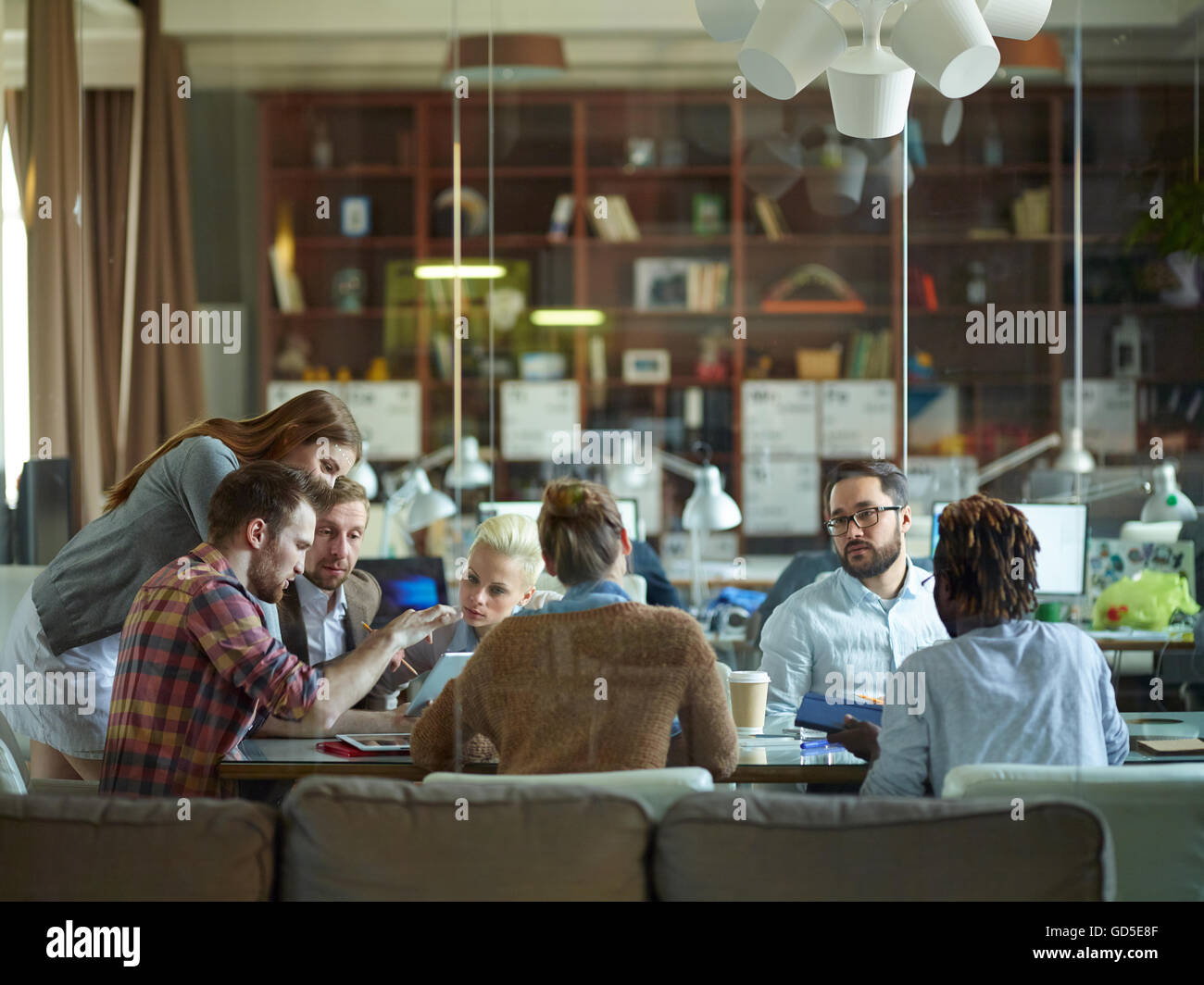 Discussion at workplace Stock Photo - Alamy