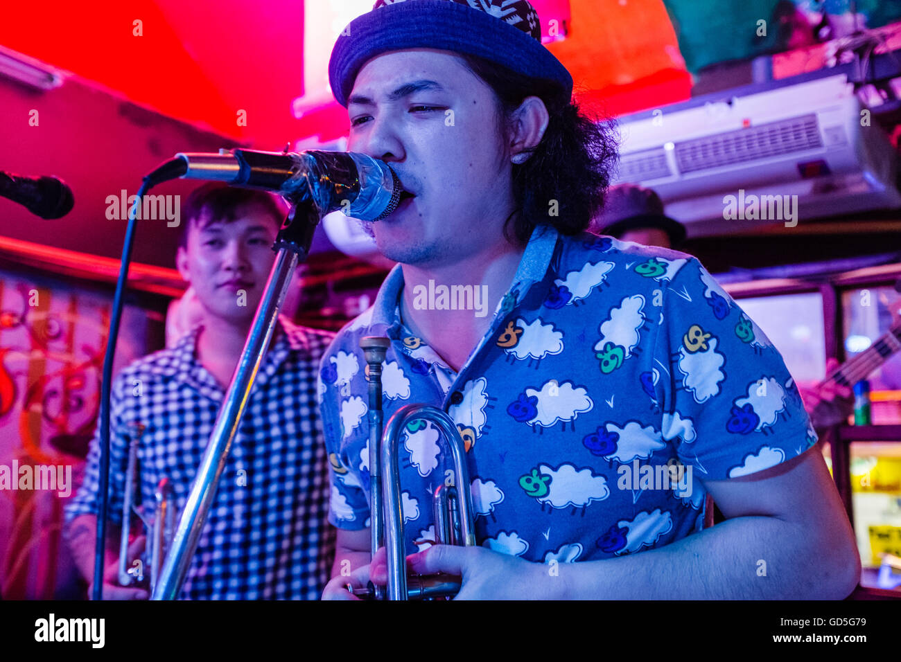 Singing live on stage hi-res stock photography and images - Alamy