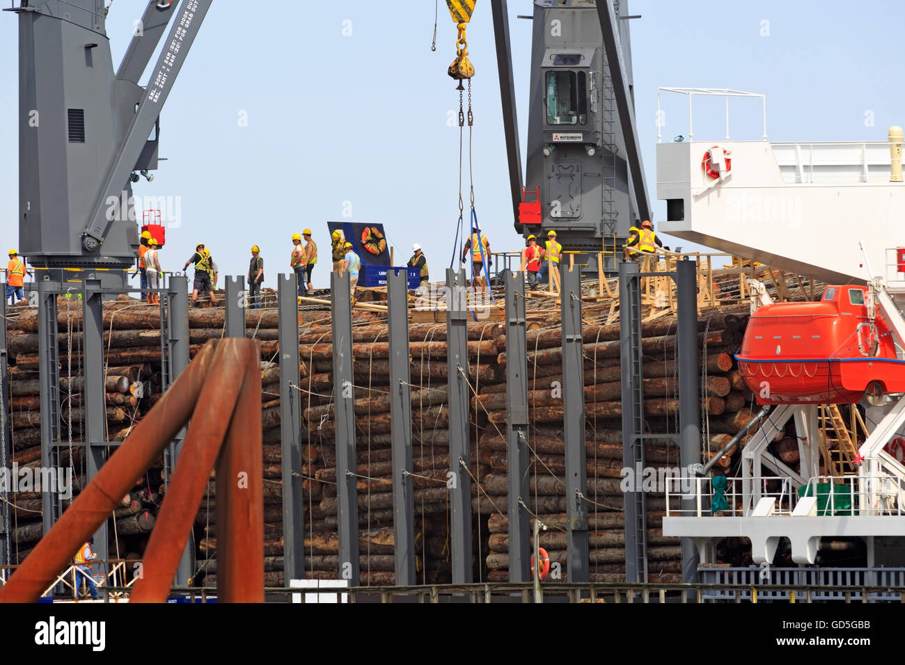 Ship loading logs, Crofton, Vancouver island, British Columbia Stock ...