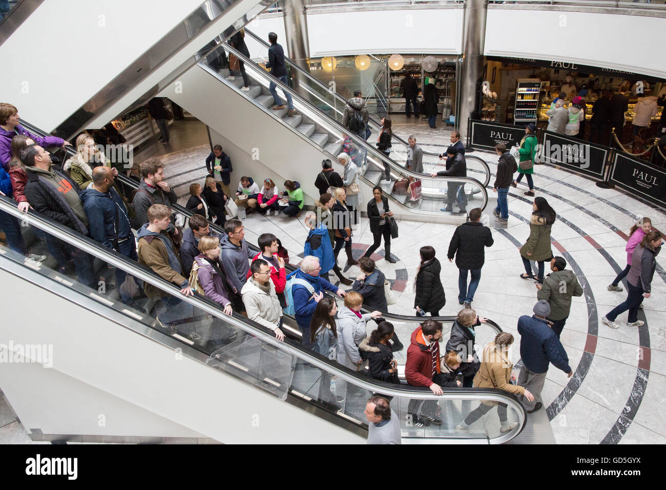 Cabot Square Shopping centre Stock Photo - Alamy