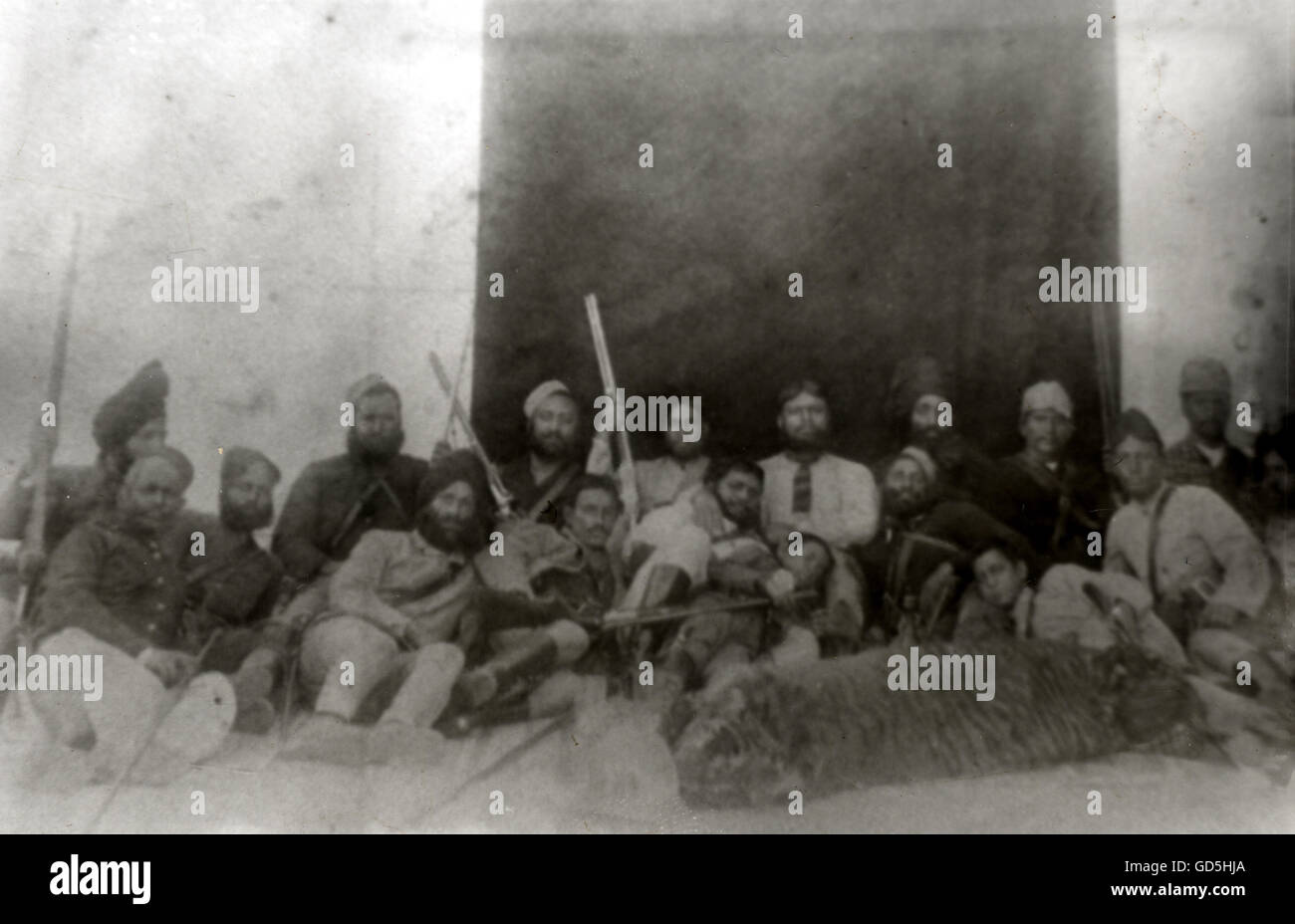 Men celebrating hunting of a tiger Stock Photo - Alamy