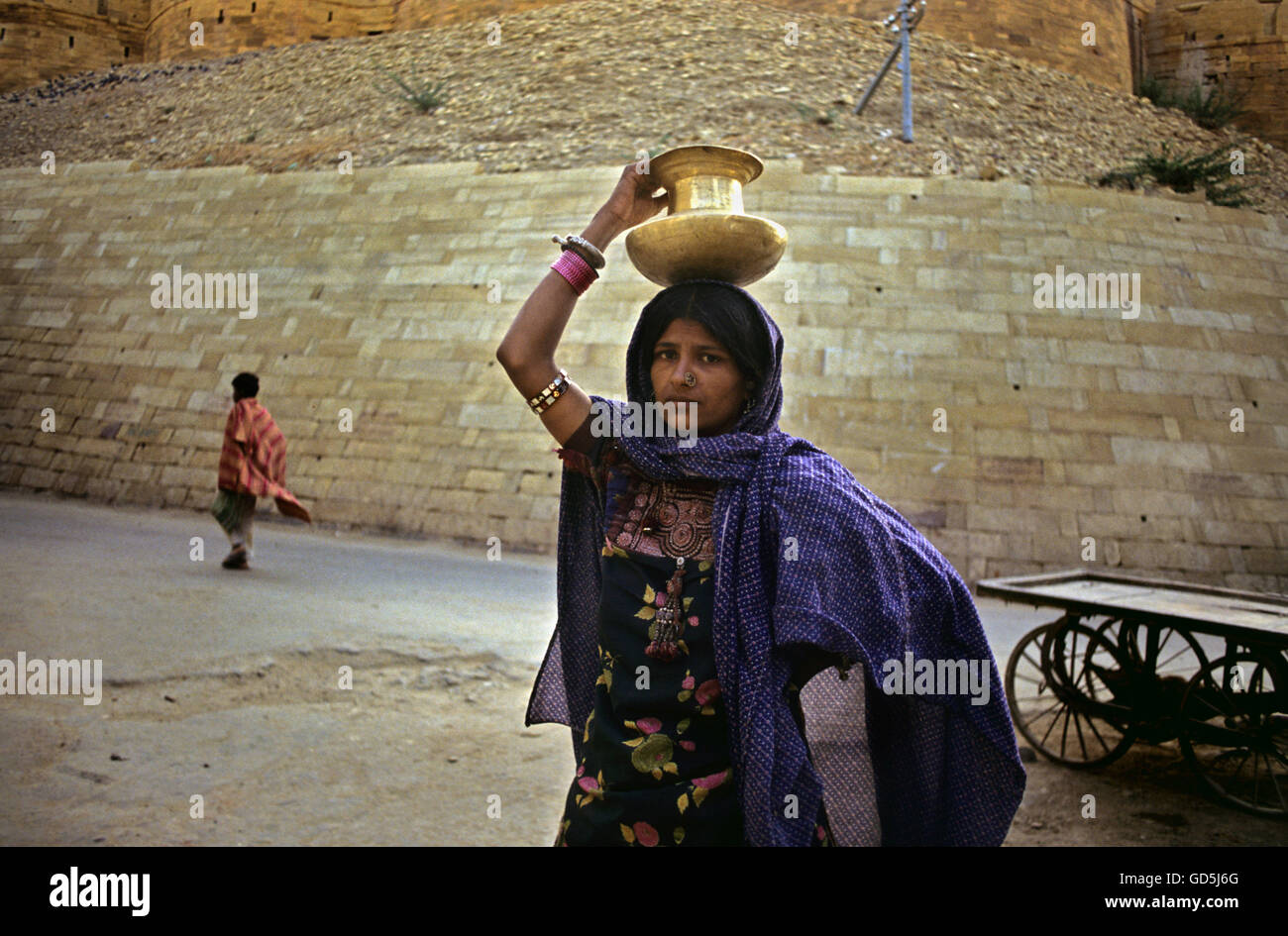 Woman carrying water pot Stock Photo - Alamy