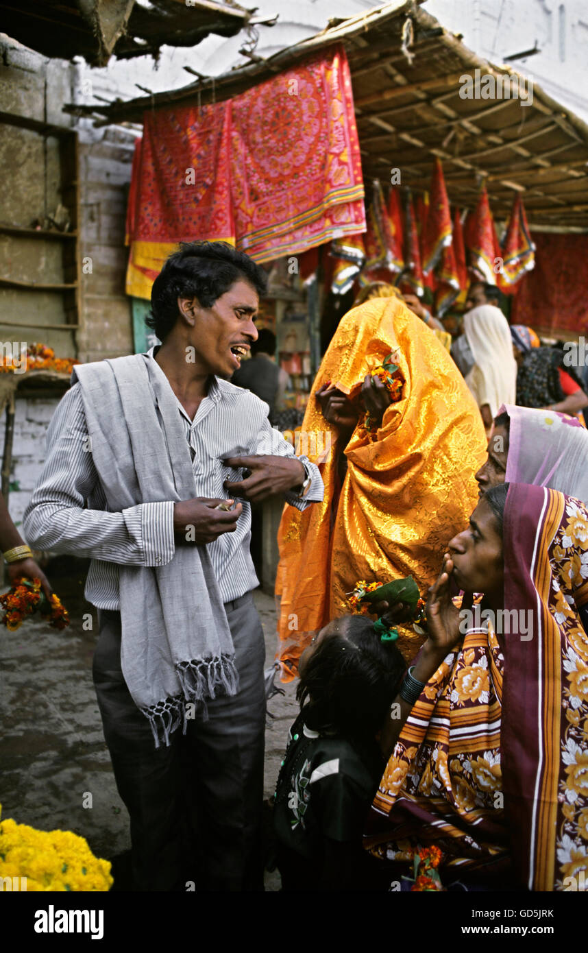 Shopkeeper selling customer hi-res stock photography and images - Alamy