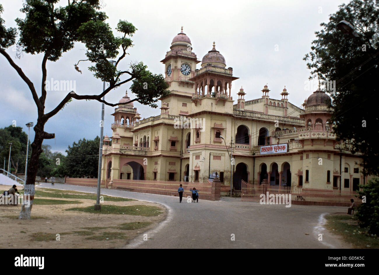 Mall road hi-res stock photography and images - Alamy