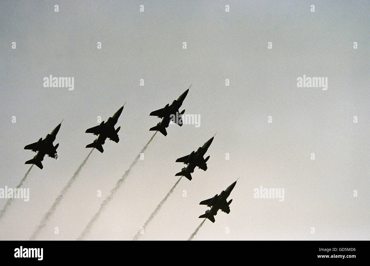 Jet fly past hi-res stock photography and images - Alamy