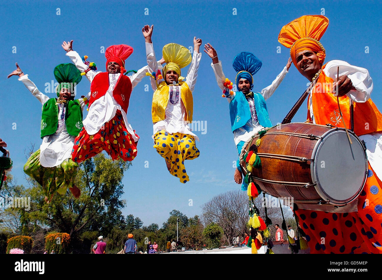 Bhangra dance hi-res stock photography and images - Alamy
