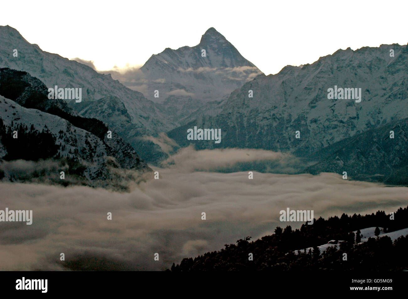 Nanda devi peaks hi-res stock photography and images - Alamy