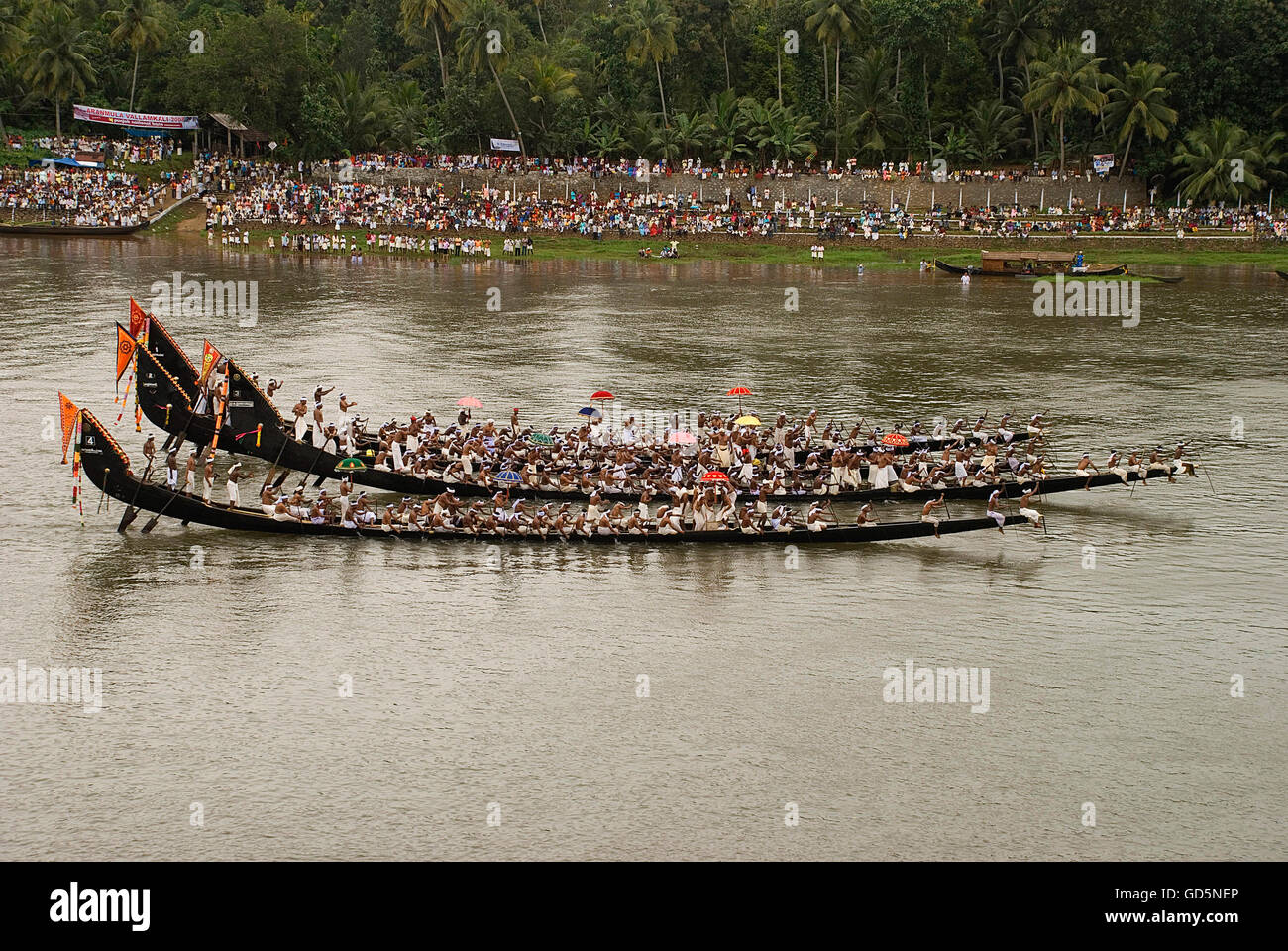 Crowd watching boat hi-res stock photography and images - Alamy