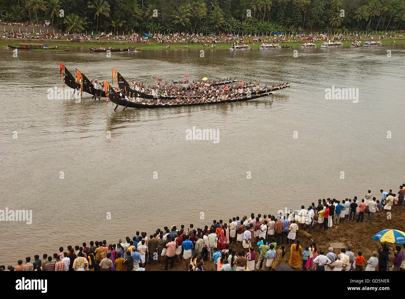 Crowd watching boat hi-res stock photography and images - Alamy
