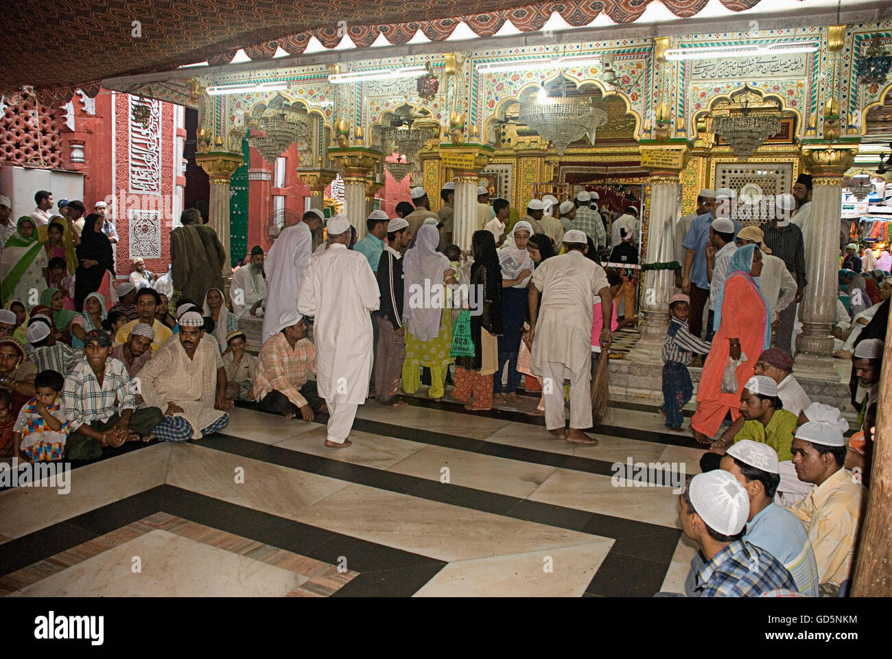 Nizamuddin Auliya Dargah Stock Photo - Alamy