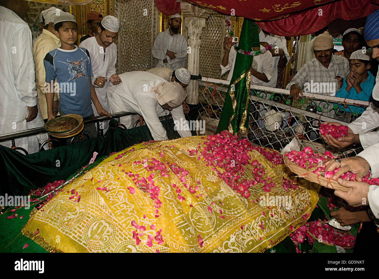 Nizamuddin Auliya Dargah Stock Photo - Alamy