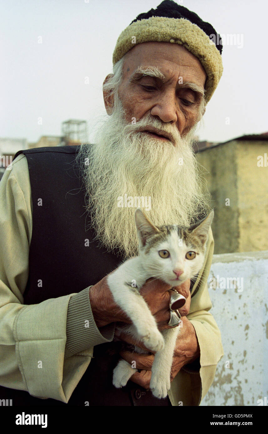 Old man and his cat hi-res stock photography and images - Alamy