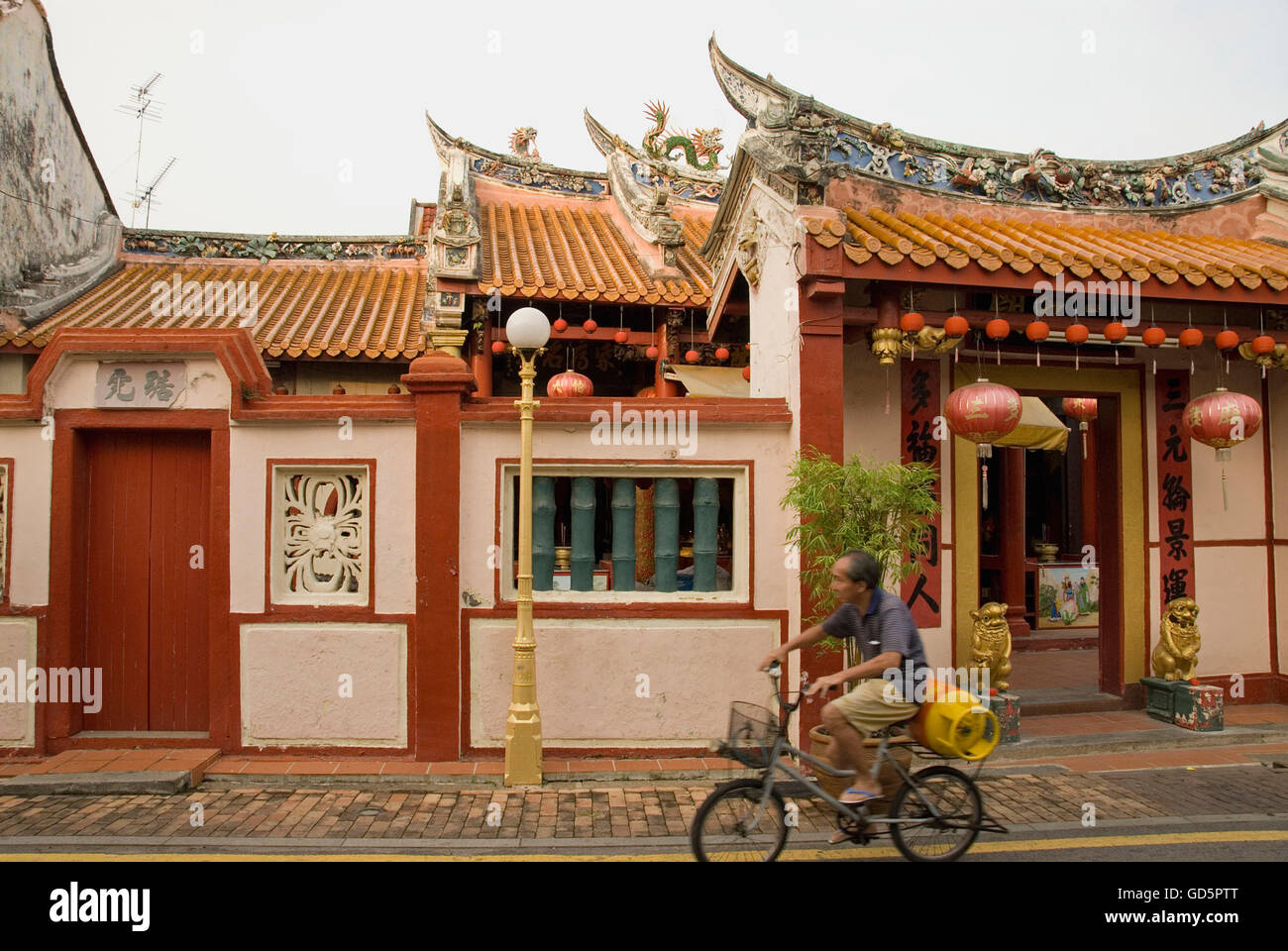 Small chinese temple hi-res stock photography and images - Alamy