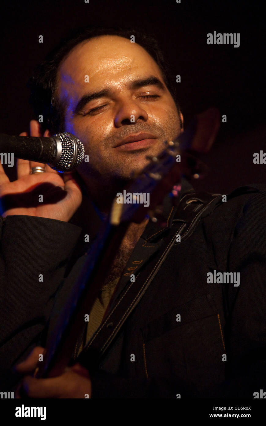 Mohit chauhan performing Stock Photo - Alamy