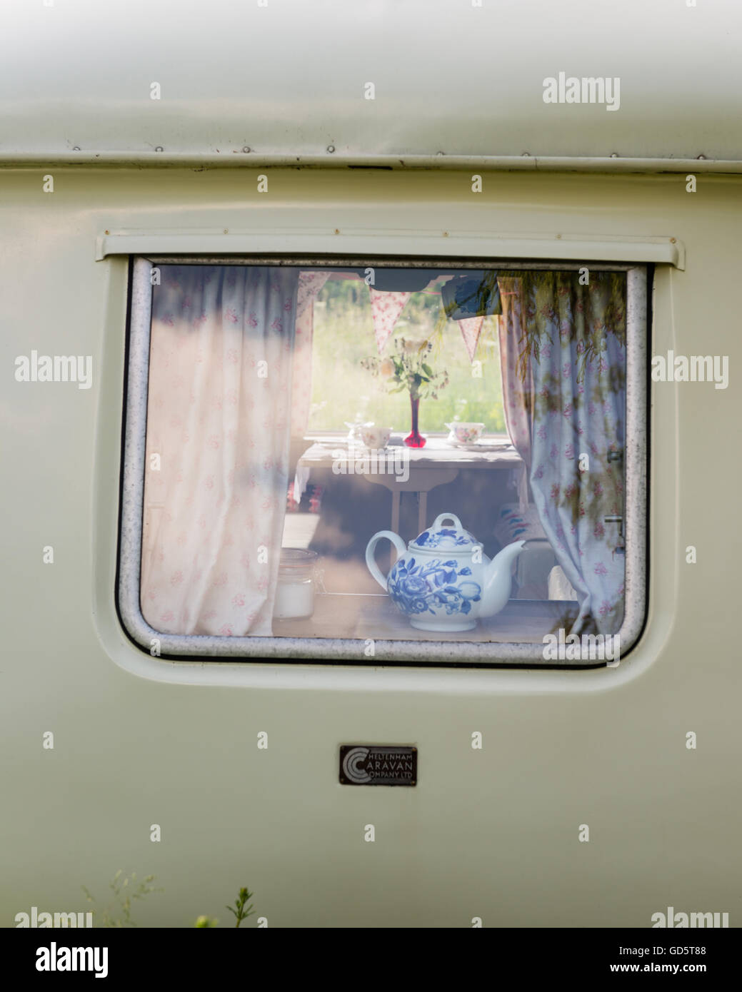 Old fashioned caravan hi-res stock photography and images - Alamy