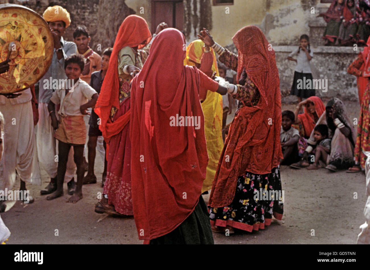 Women dancing festival india hi-res stock photography and images - Alamy