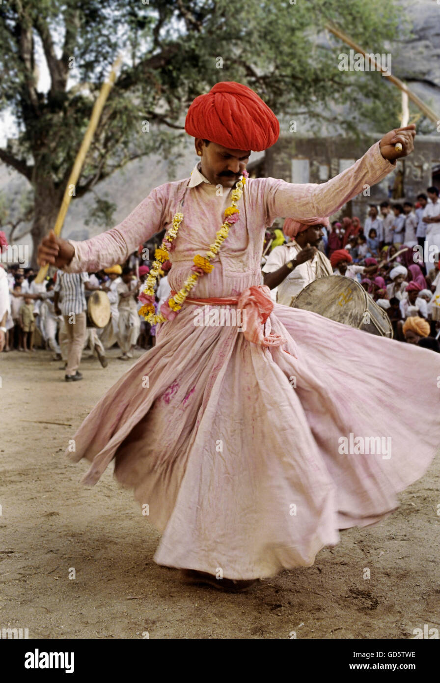 Dancer in traditional dress Stock Photo - Alamy