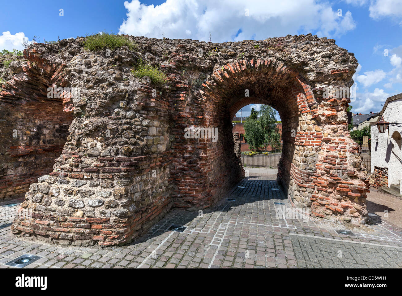 tHE PART OF THE ROMAN WALL KNOWN AS THE BALKERNE GATE WAS THE WESTERN ...