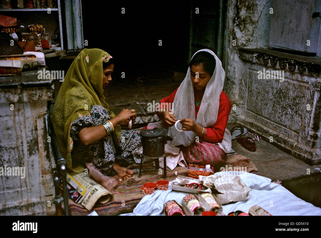 Lac bangle maker Stock Photo - Alamy