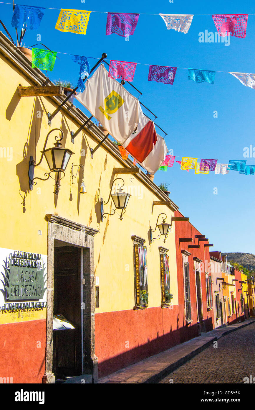Colorful mexican street hi-res stock photography and images - Alamy