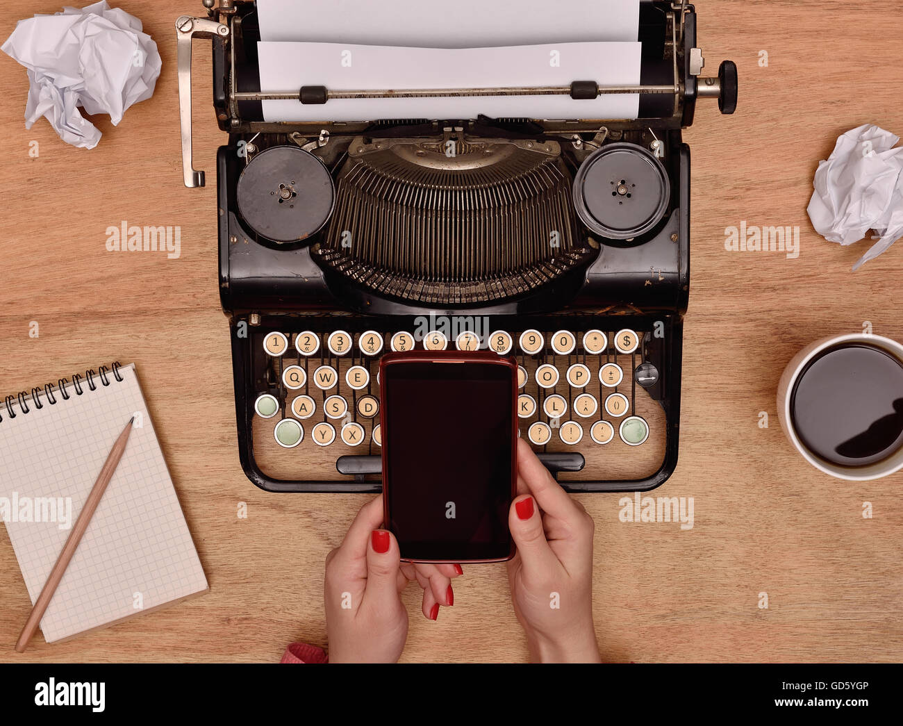 Hand retro mobile phone hi-res stock photography and images - Alamy