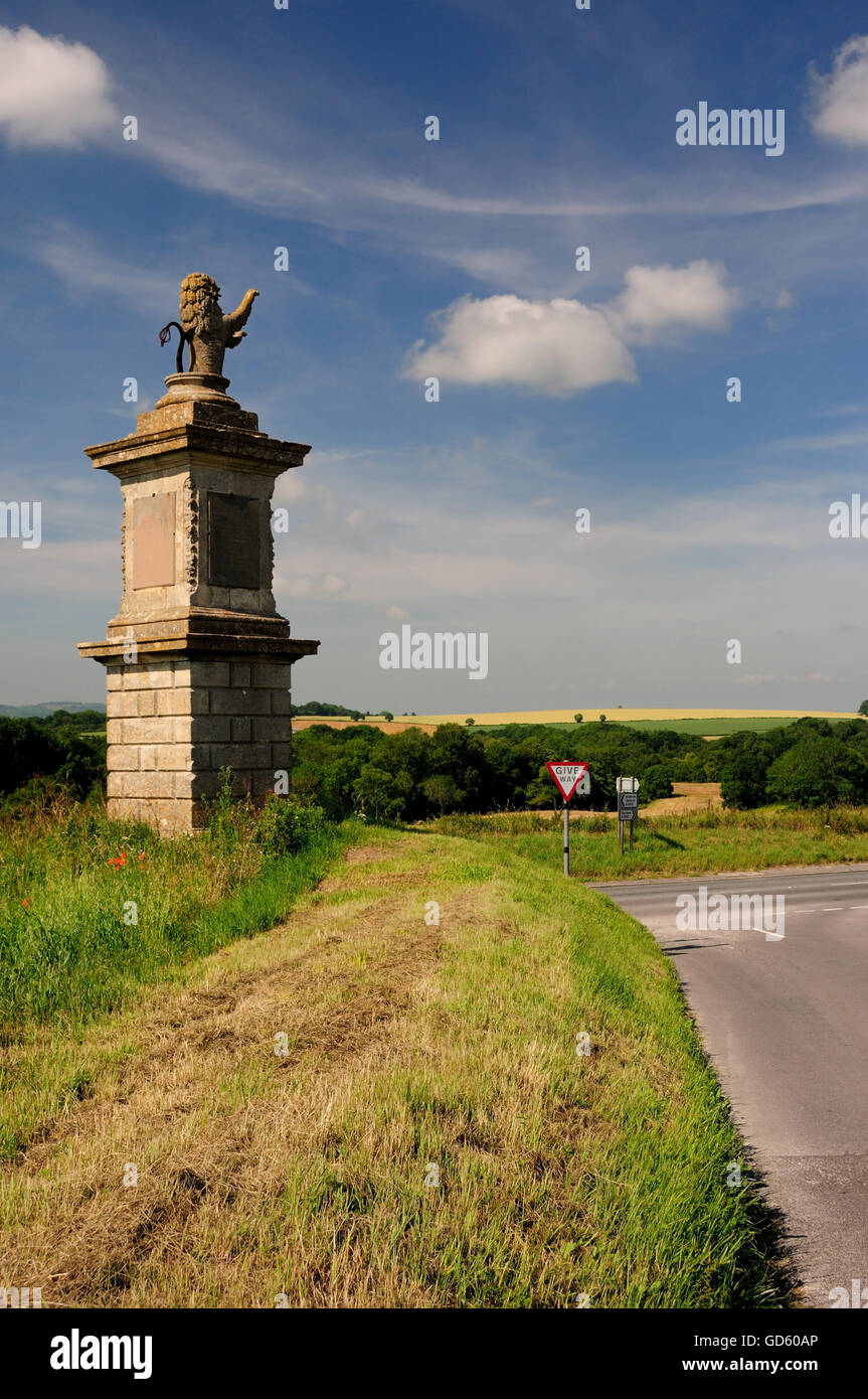 Lion monument beside the A342 road above Stert, near Devizes Stock ...
