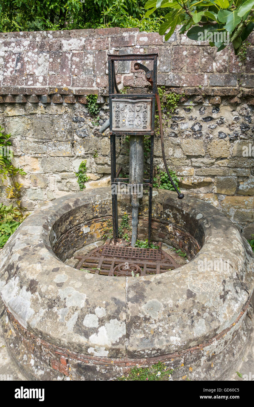 Well water hi-res stock photography and images - Alamy