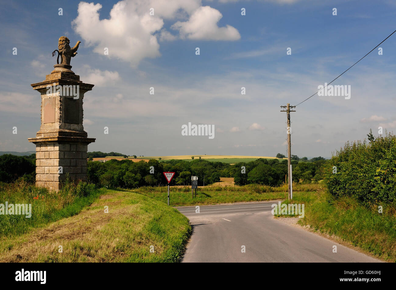Lion monument beside the A342 road above Stert, near Devizes Stock ...