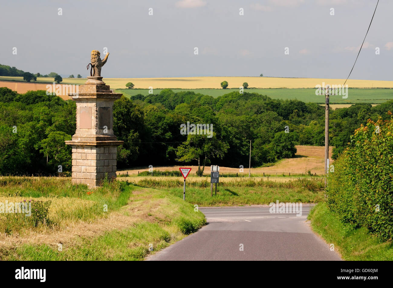 Lion monument beside the A342 road above Stert, near Devizes Stock ...