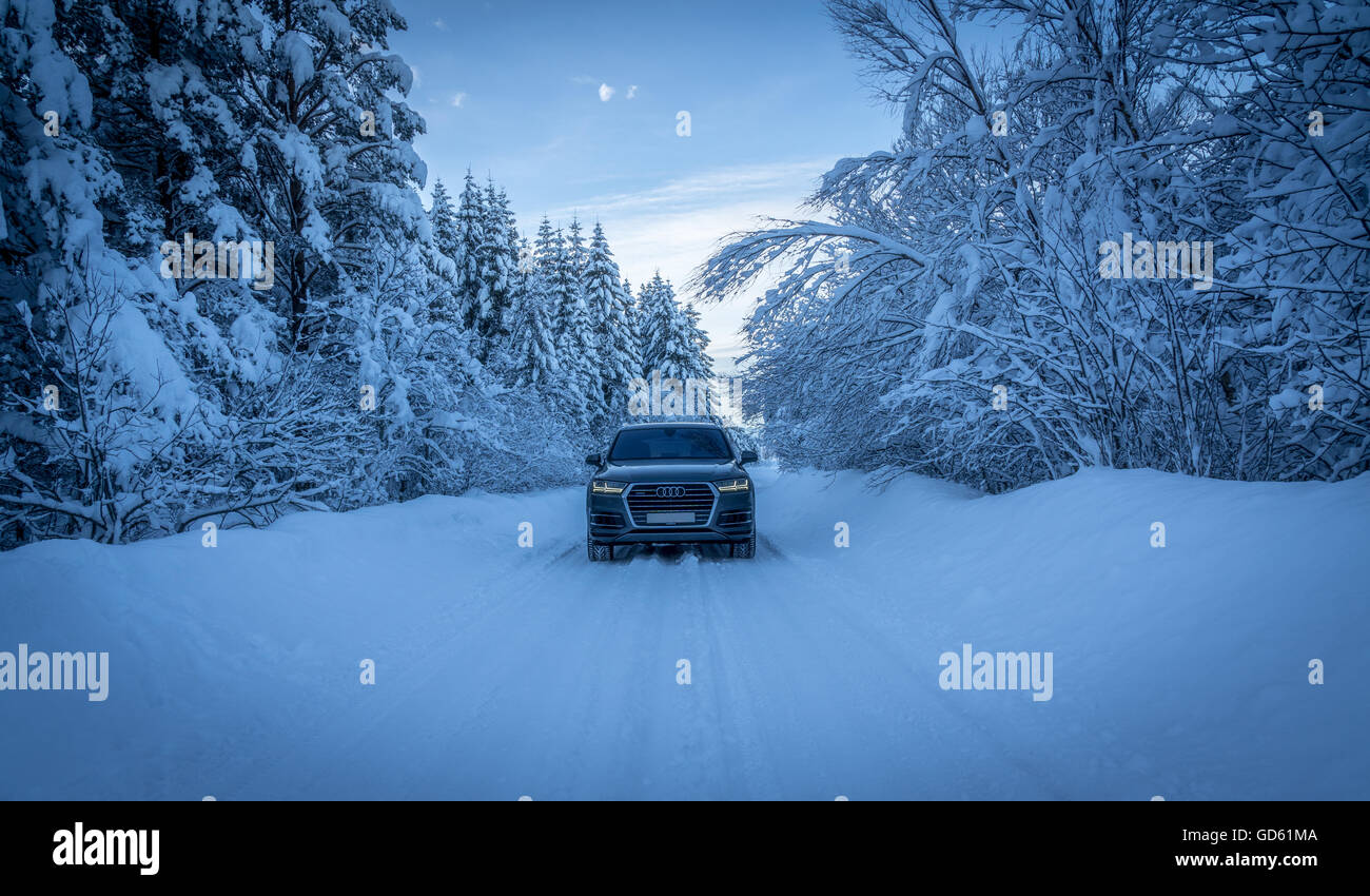 Audi Q7 in the snow Stock Photo - Alamy