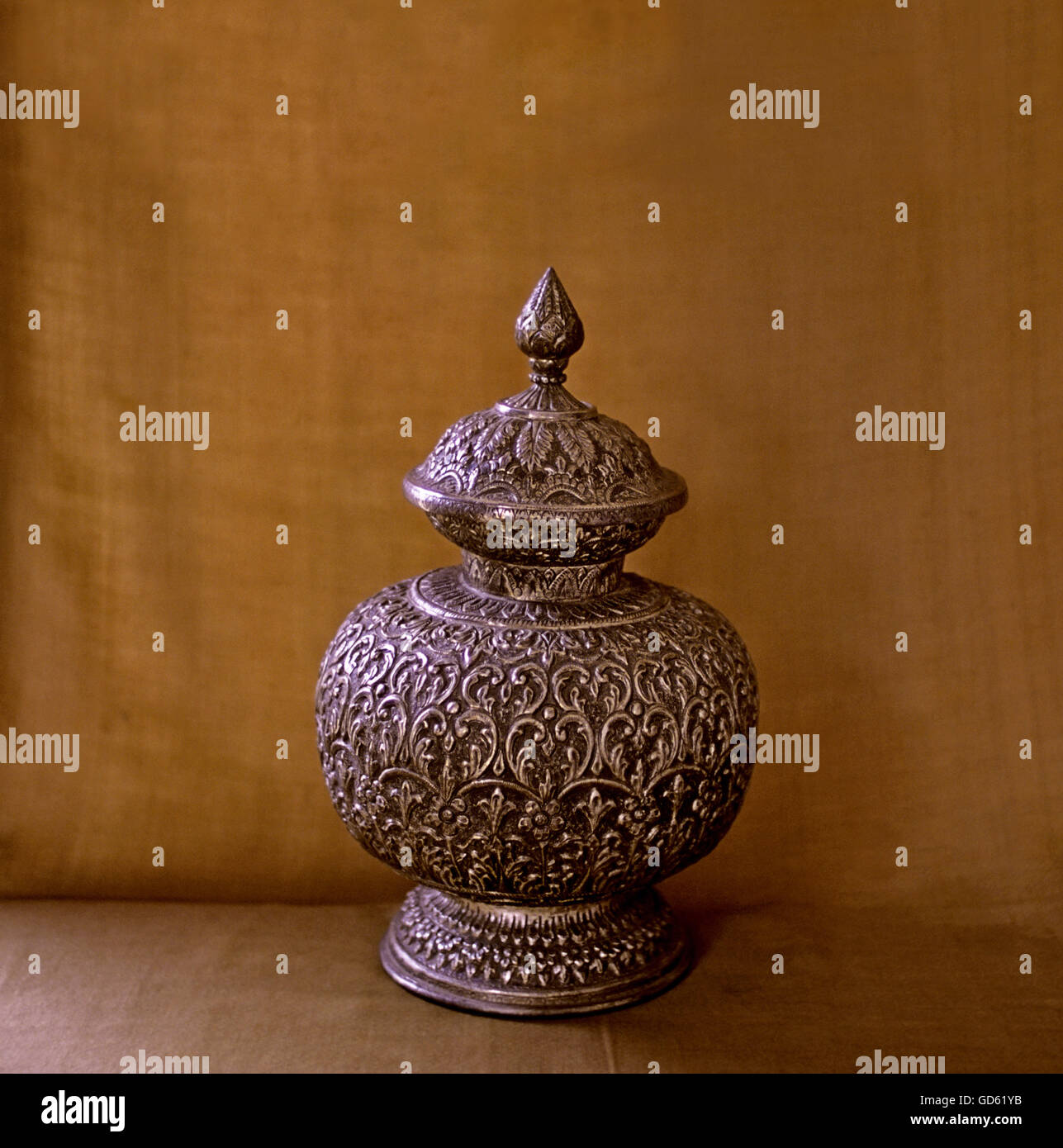 Silver pot hi-res stock photography and images - Alamy