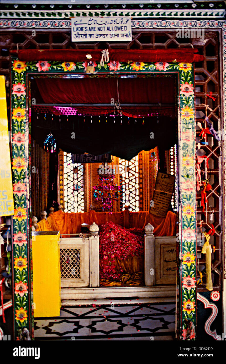 Shrine of Sufi saint Stock Photo - Alamy