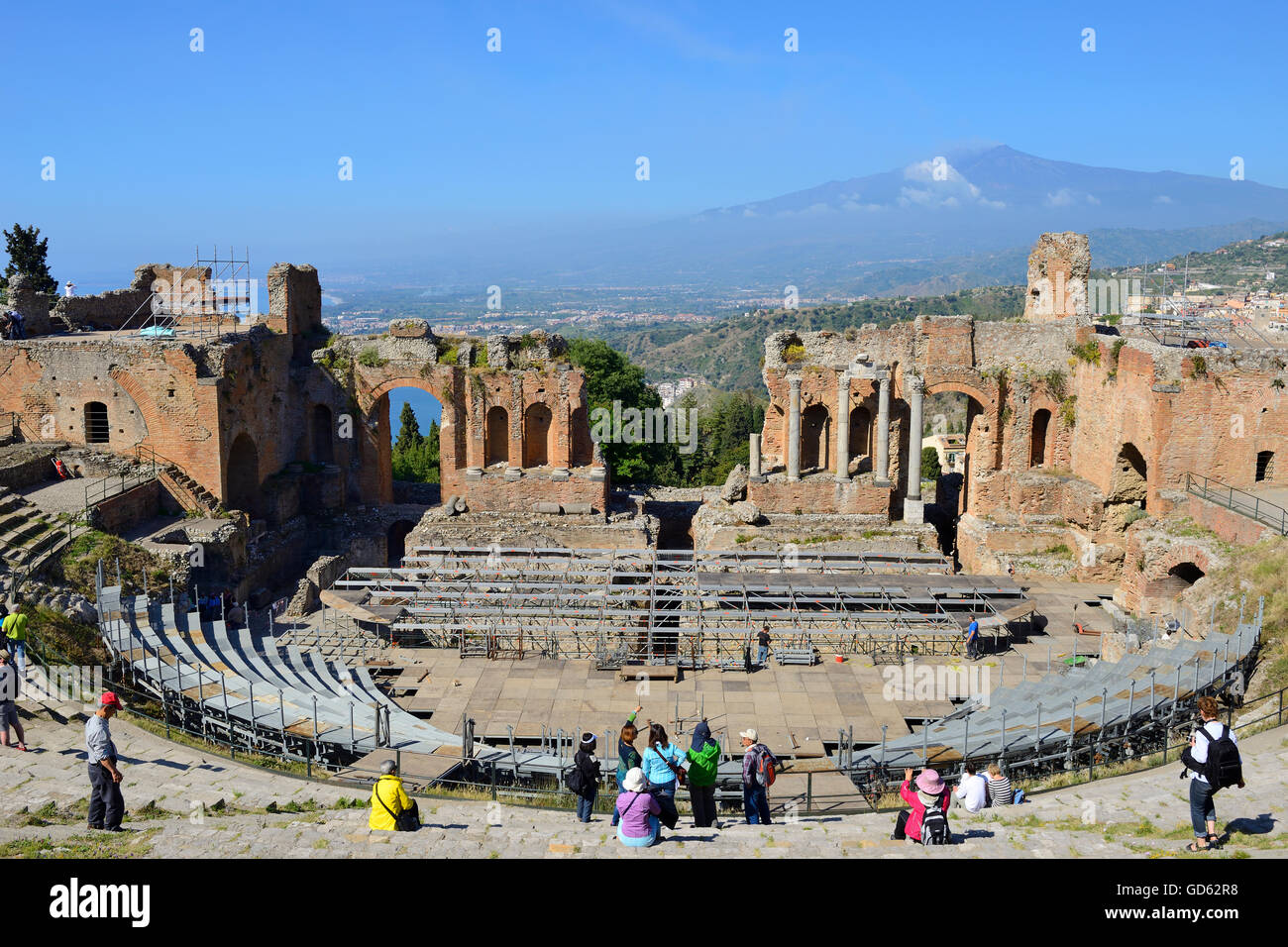 Greek theatre in taormina sicily hi-res stock photography and images ...