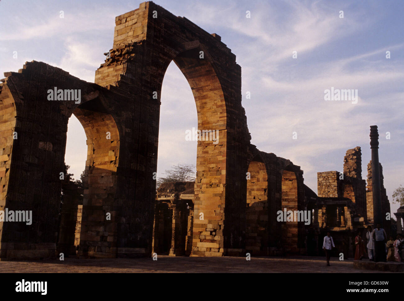 Quwwat ul islam mosque hi-res stock photography and images - Alamy