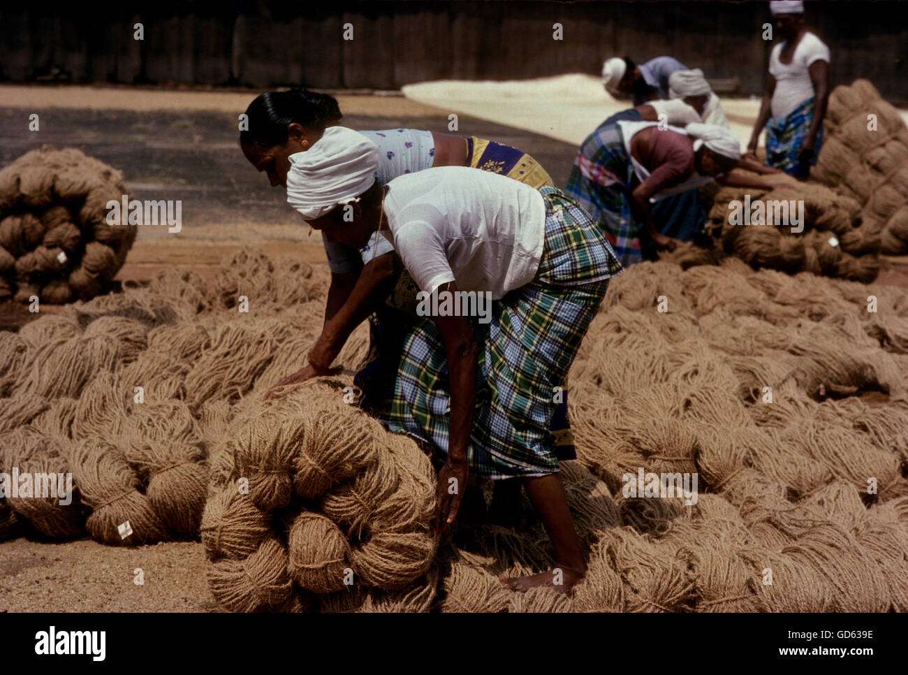 Bundling rope hi-res stock photography and images - Alamy