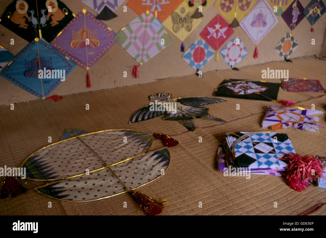 Small kites hi-res stock photography and images - Alamy