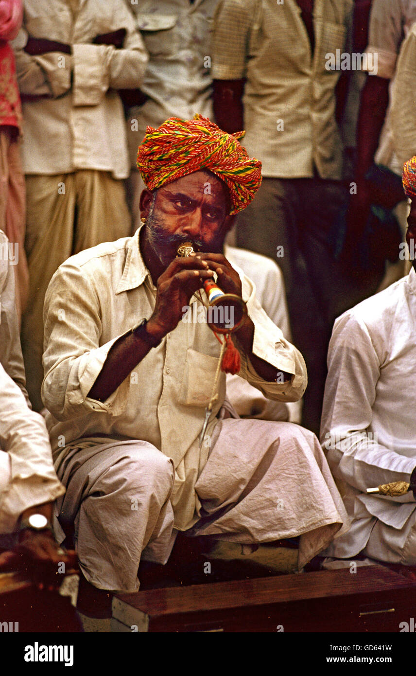 India holi musician hi-res stock photography and images - Alamy