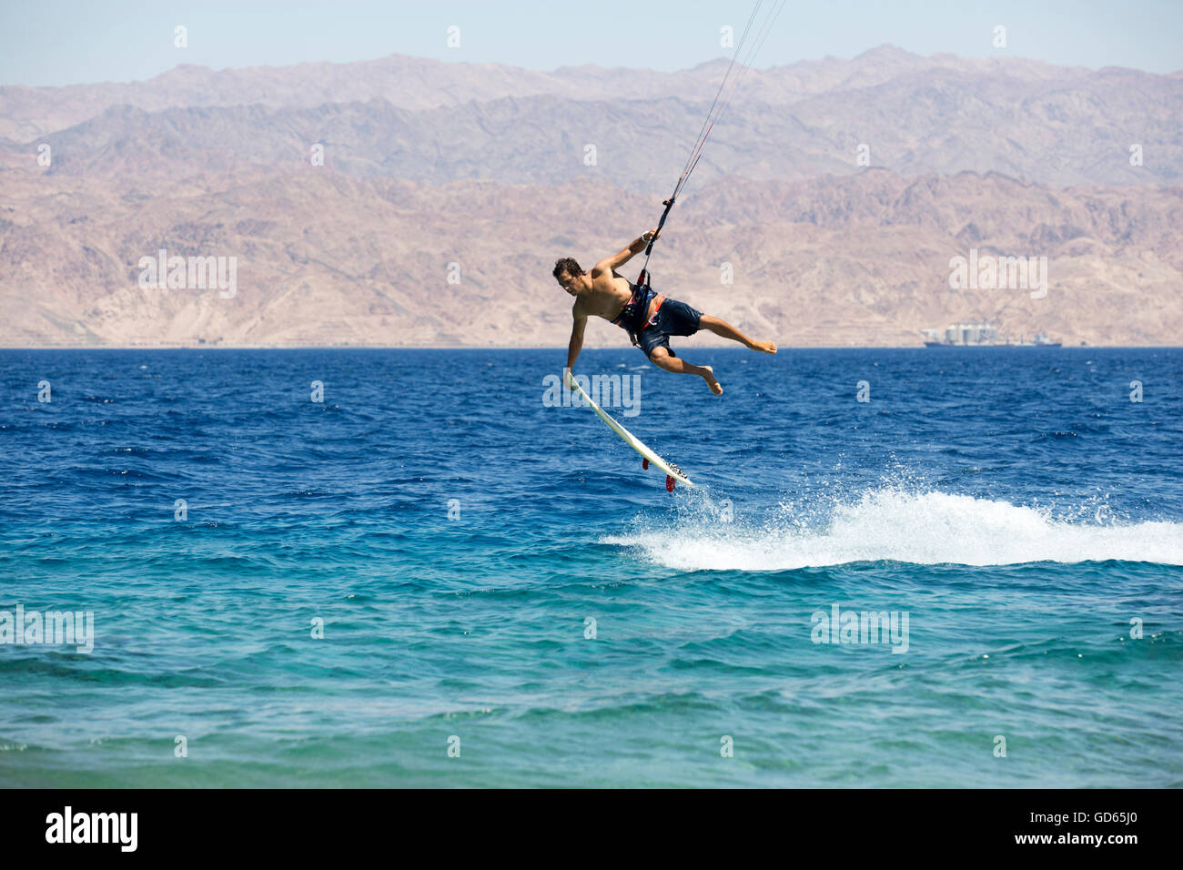 Kite surfing in the Gulf of Aqaba Stock Photo - Alamy
